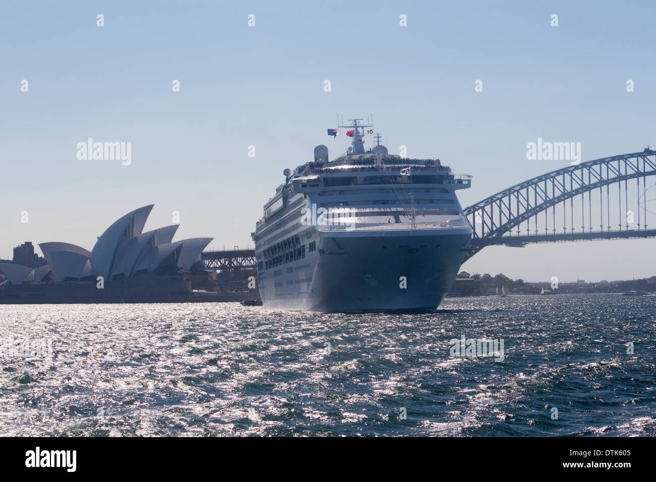 Cruise ship liner 'Sun Princess' passing Sydney Harbour Bridge en route ...