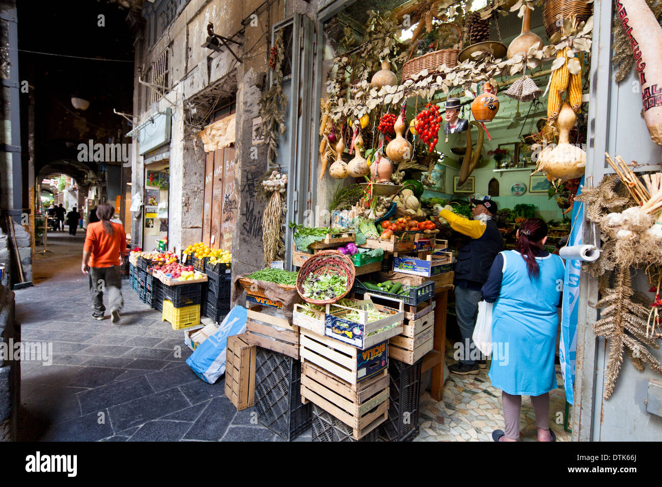 Alleys of naples hi-res stock photography and images - Alamy