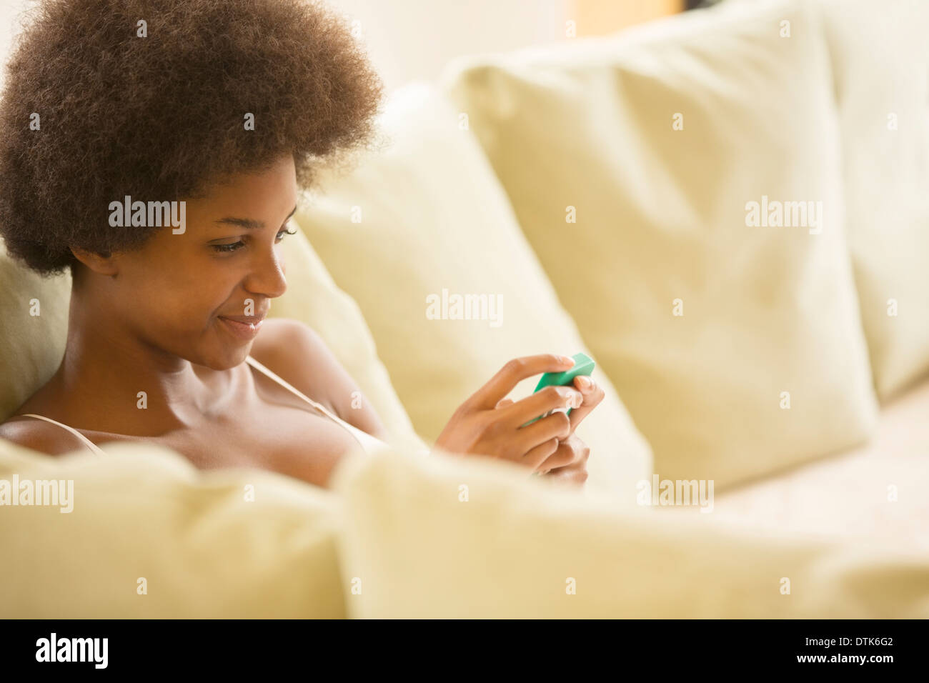 Black 20s woman on cell hi-res stock photography and images - Alamy