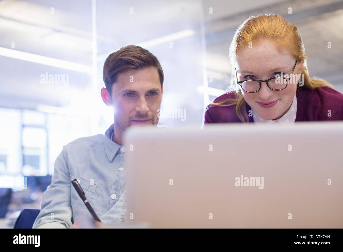 Business people office computer 20s hi-res stock photography and images ...