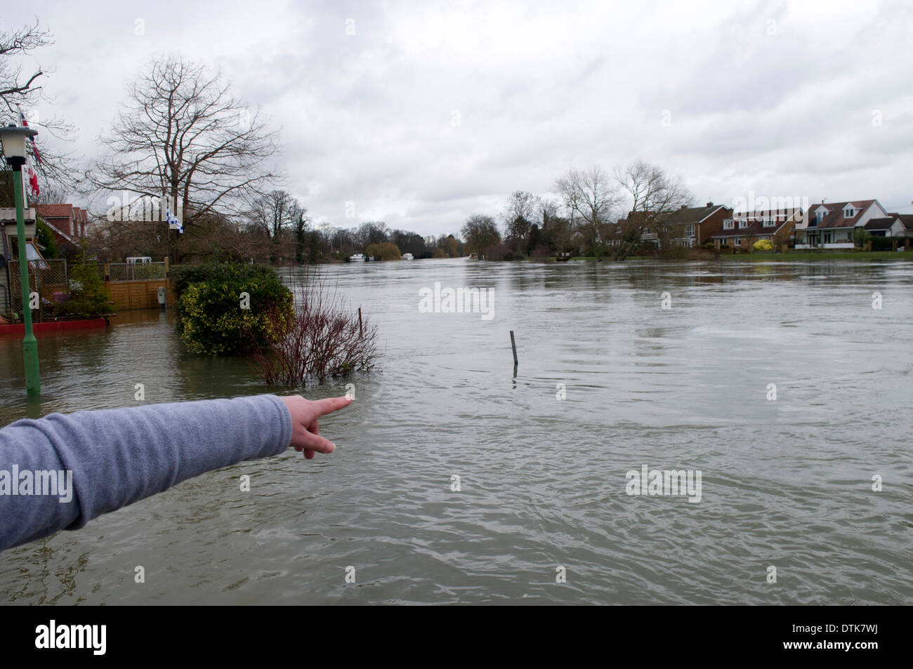 Environment agency staines flooding hi-res stock photography and images ...