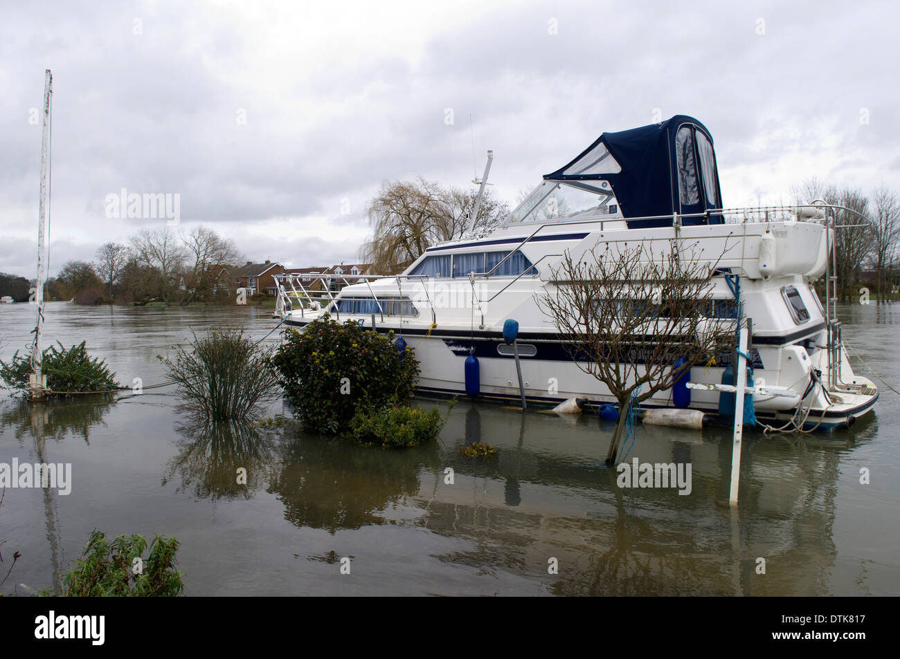 Environment agency staines flooding hi-res stock photography and images ...