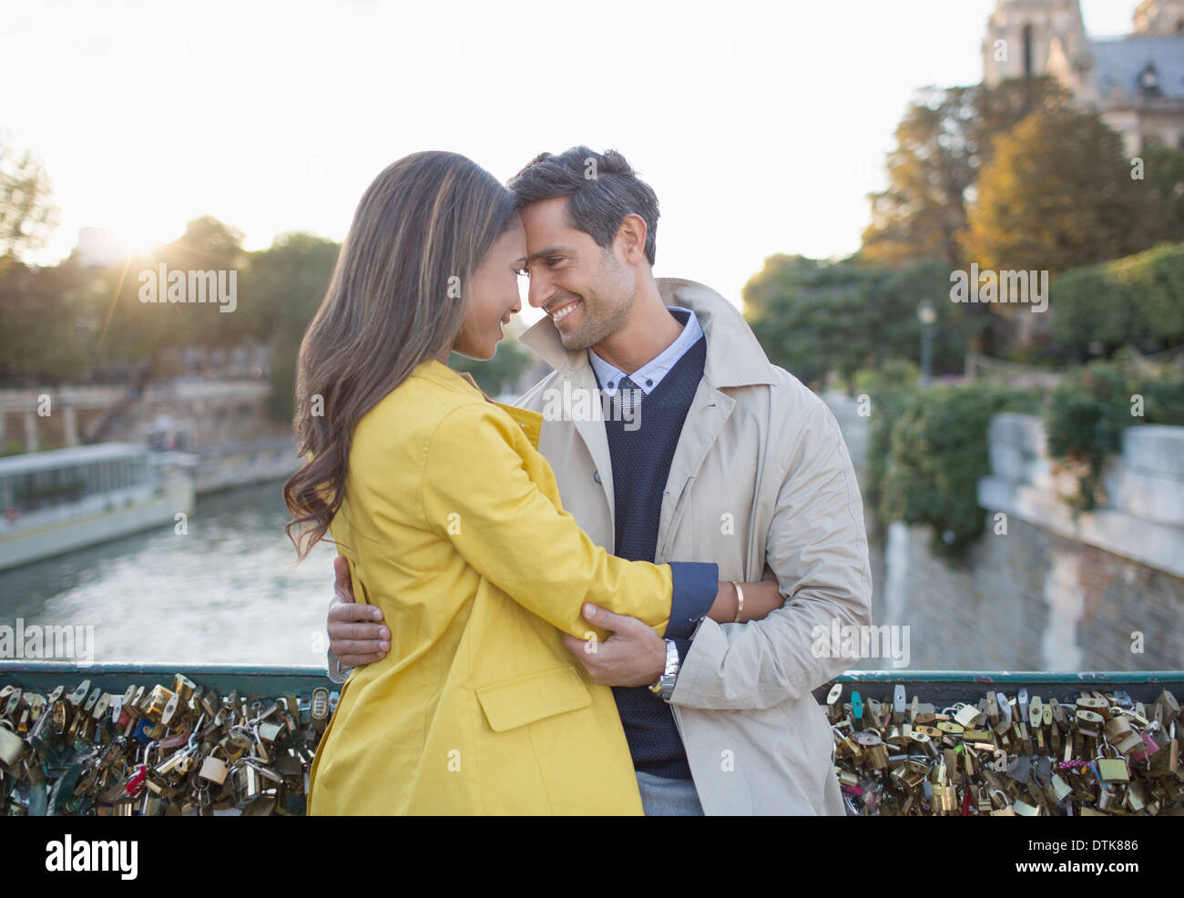 Couple hugging on Pont des Arts, Paris, France Stock Photo - Alamy