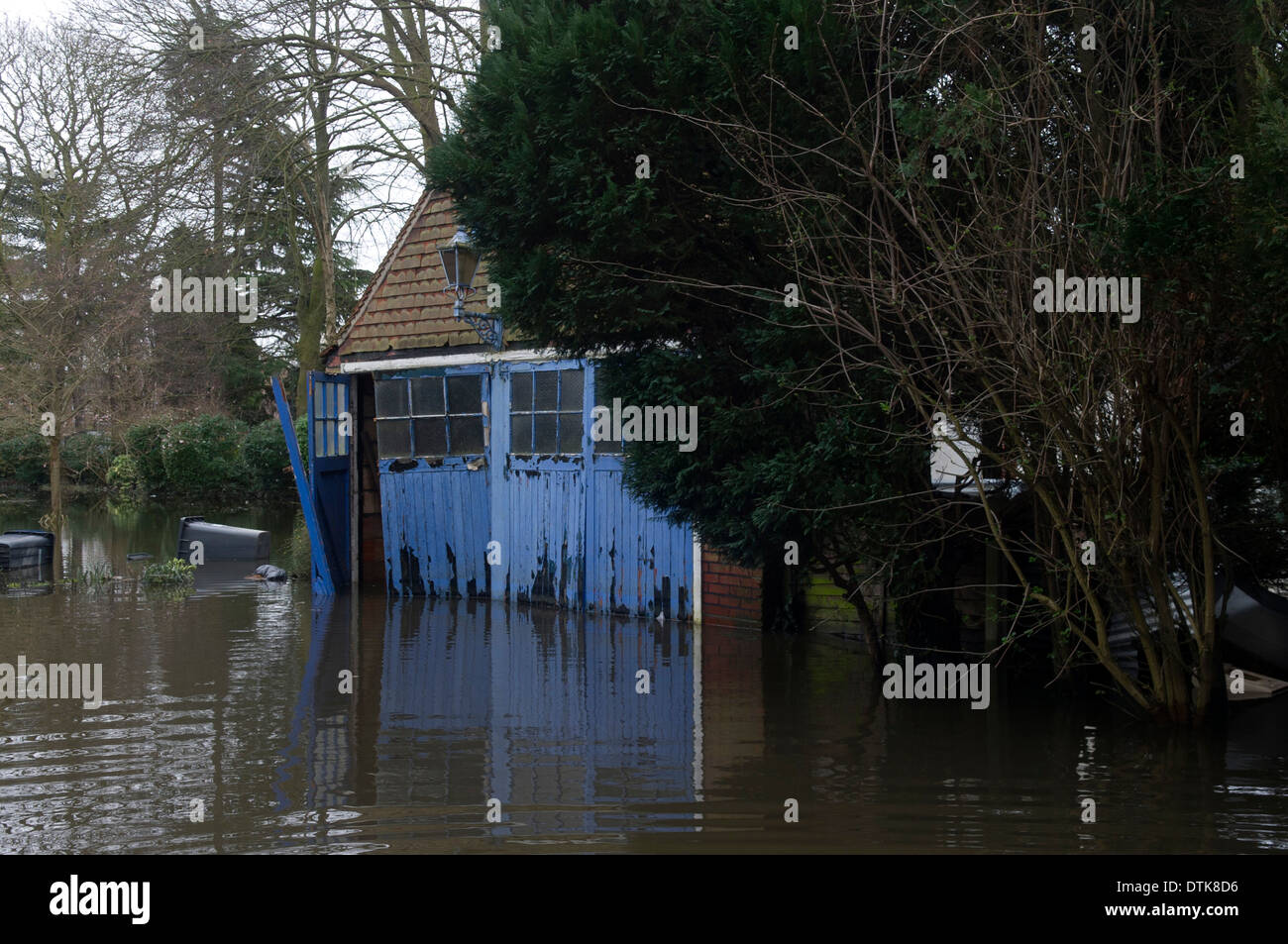 Swamped house boat hi-res stock photography and images - Alamy