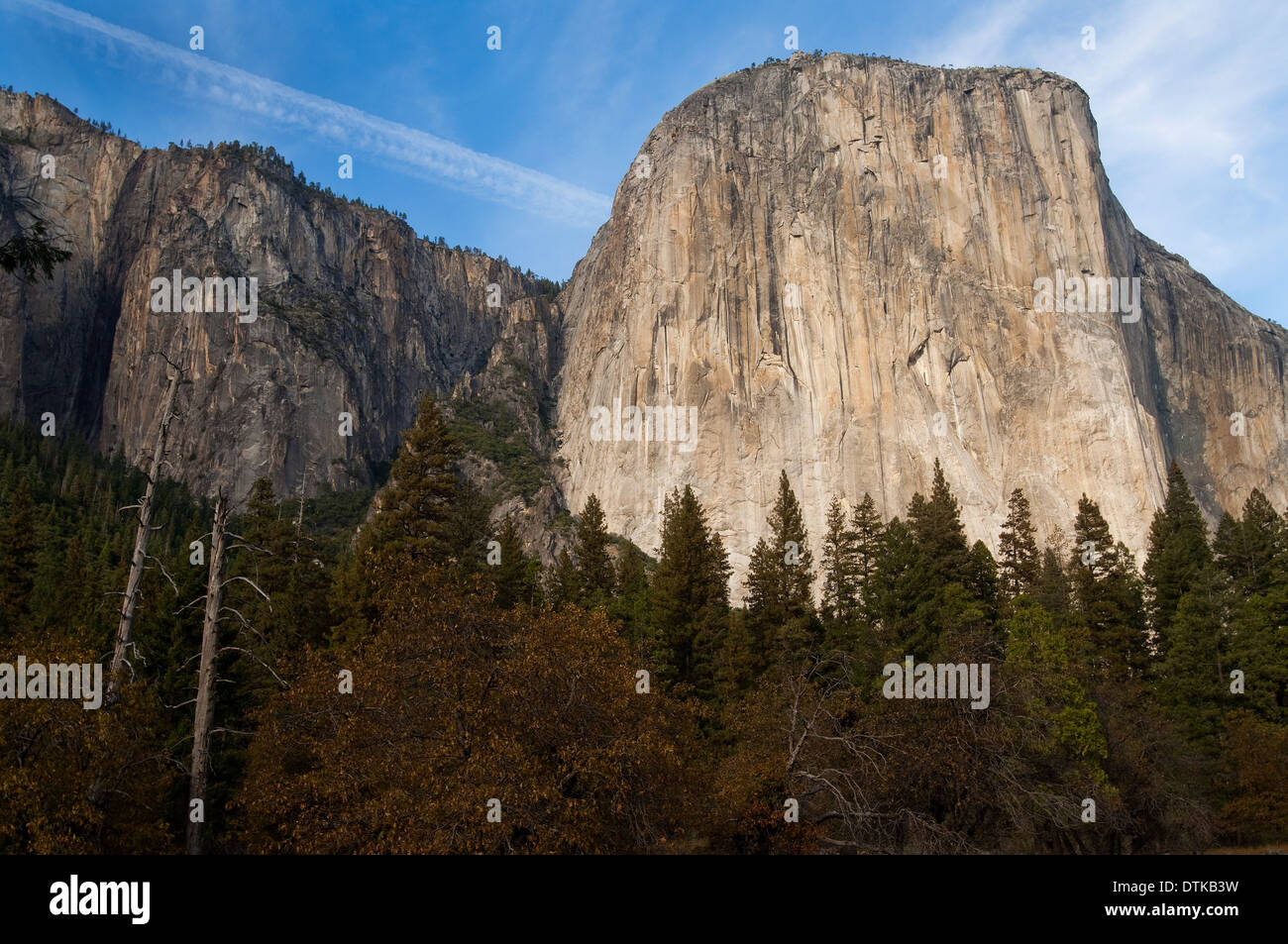 Yosemite cliffs hi-res stock photography and images - Alamy