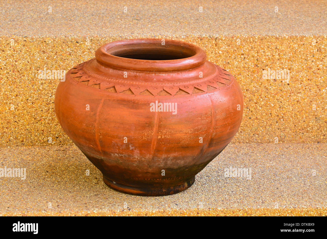 Open empty clay pot hi-res stock photography and images - Alamy