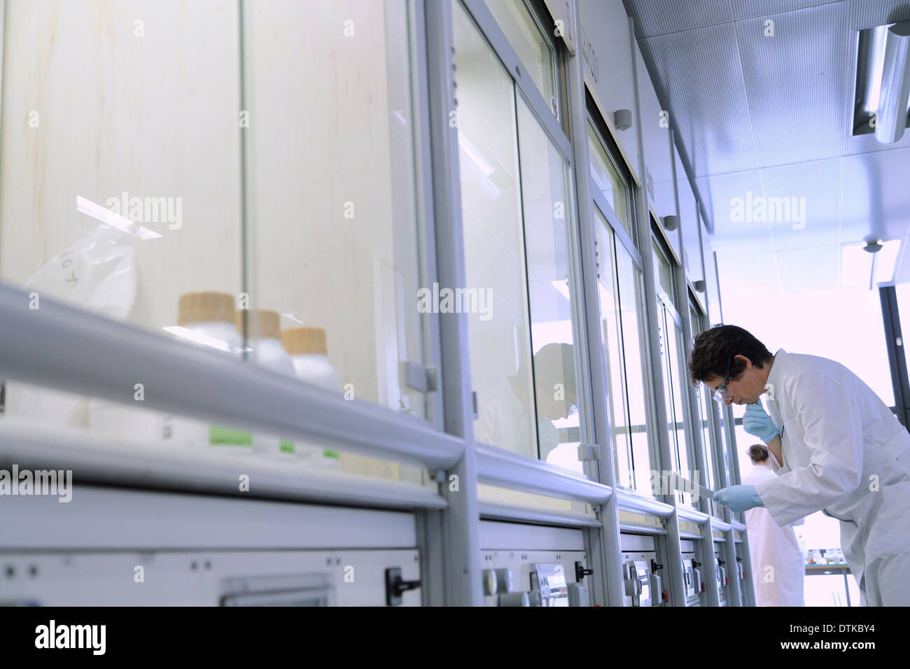 Chemistry woman hi-res stock photography and images - Alamy