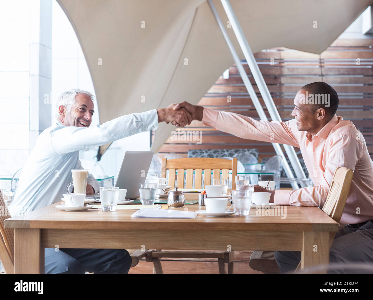 Business meeting casual handshake hi-res stock photography and images ...