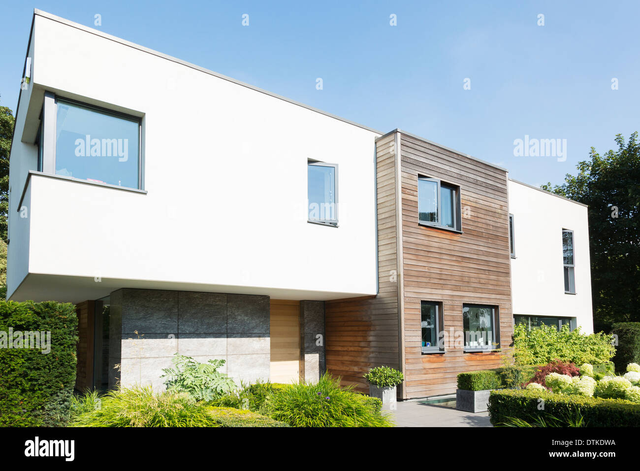 Garden modern hedges hi-res stock photography and images - Alamy