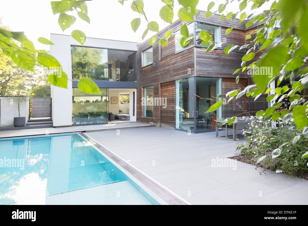 Modern house with swimming pool Stock Photo - Alamy