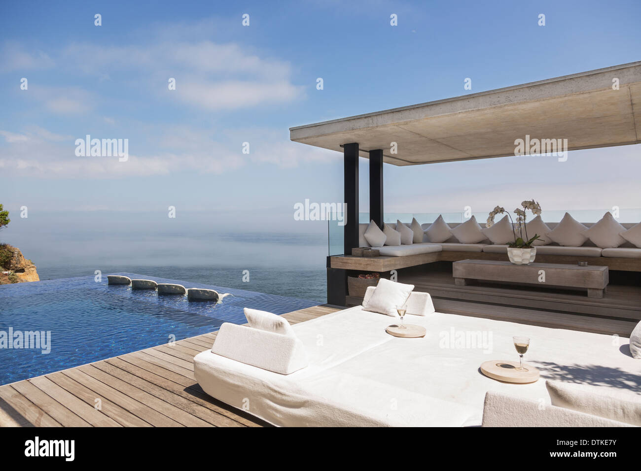 Cabana and infinity pool overlooking ocean Stock Photo - Alamy