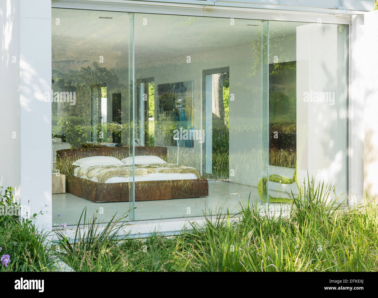Grass outside window of modern bedroom Stock Photo - Alamy