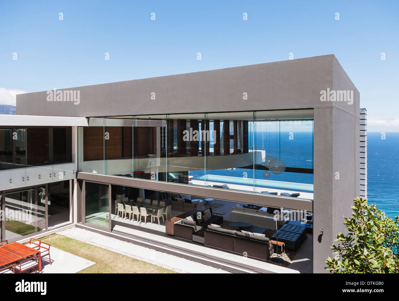 Modern house overlooking ocean Stock Photo - Alamy