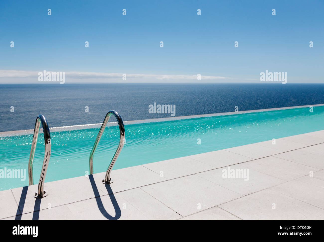 Infinity pool overlooking ocean Stock Photo - Alamy