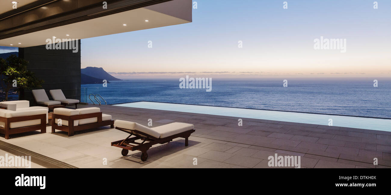 Contemporary infinity pool hi-res stock photography and images - Alamy