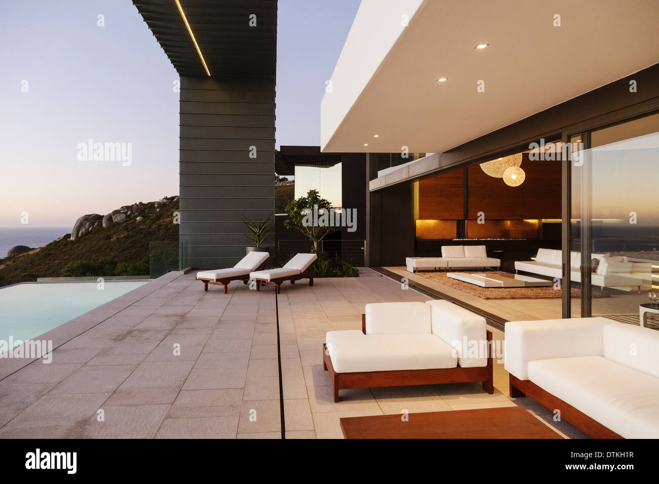 Modern patio and infinity pool Stock Photo - Alamy