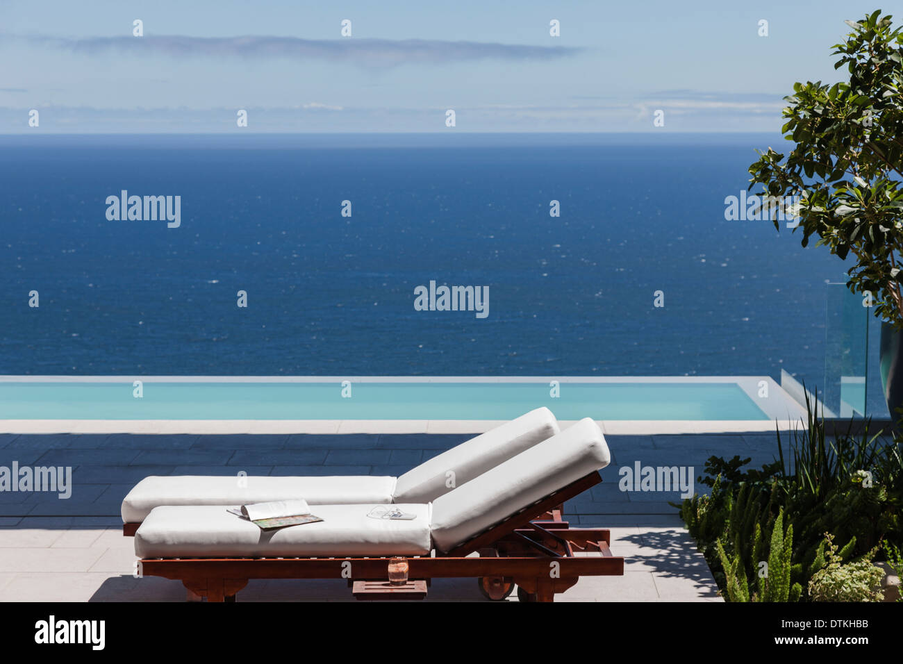 Modern patio and infinity pool overlooking ocean Stock Photo - Alamy