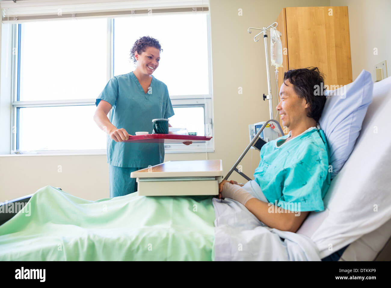 Nurse Bringing Breakfast For Patient In Hospital Stock Photo - Alamy