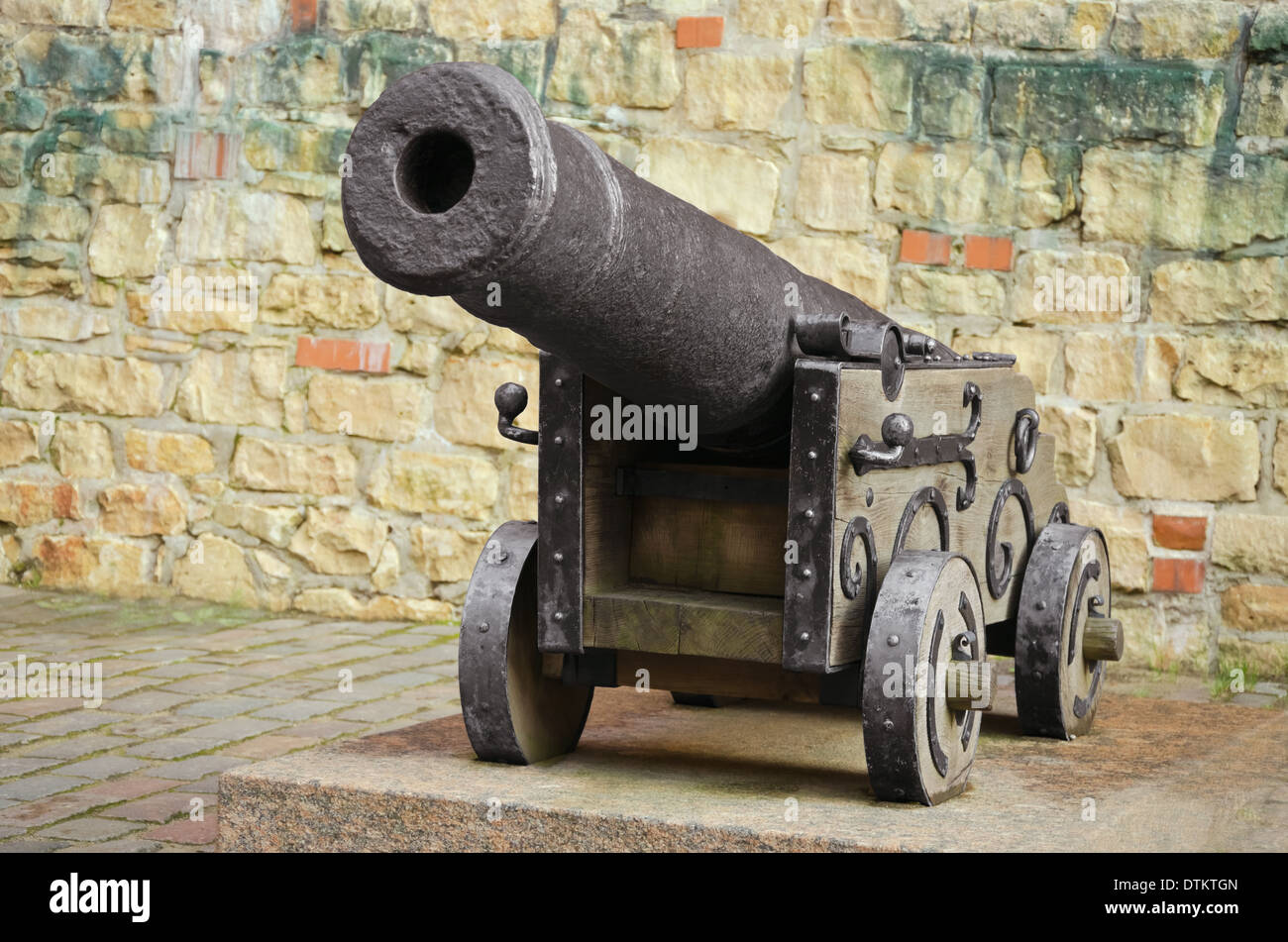 Rusted cannon hi-res stock photography and images - Alamy