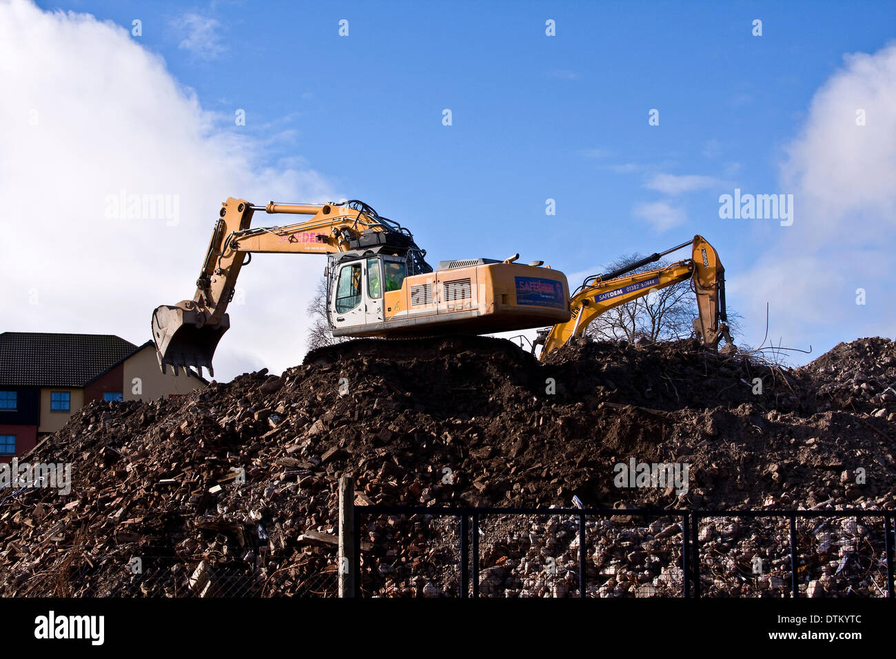 Dundee, Scotland, UK. 20th February, 2014. Safedem contractor diggers ...