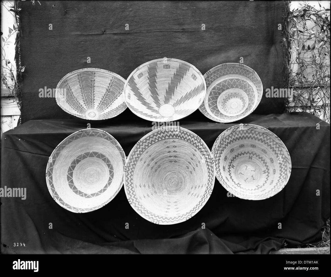 American indian weaving baskets hi-res stock photography and images - Alamy