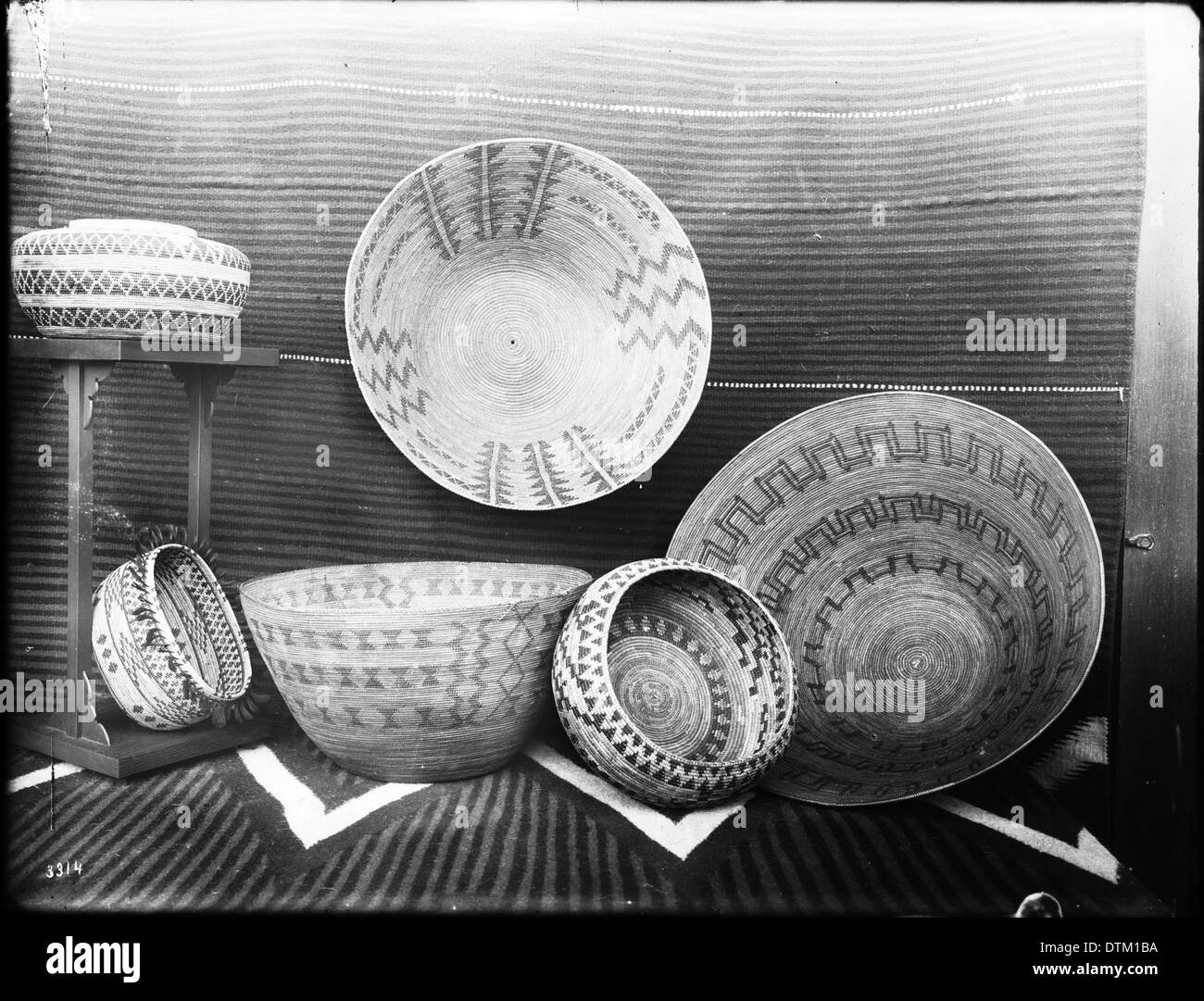 American indian weaving baskets hi-res stock photography and images - Alamy