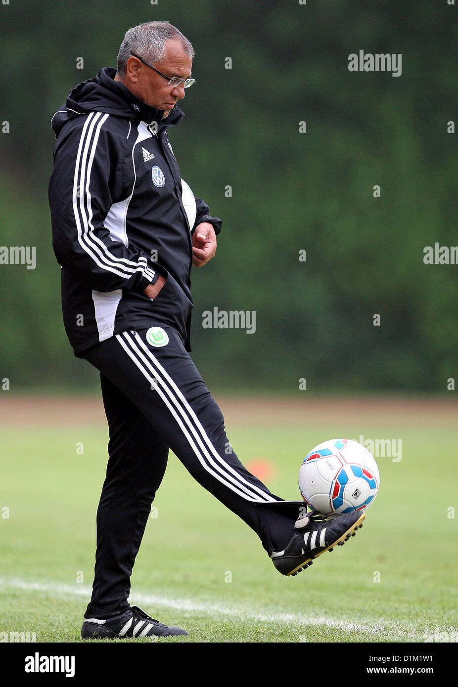 FILE - Training session with VfL Wolfsburg's team manager Felix Magath ...