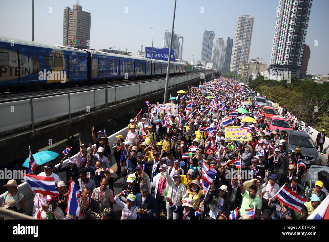 Anti-government protesters march on Taskin Road during a rally in ...