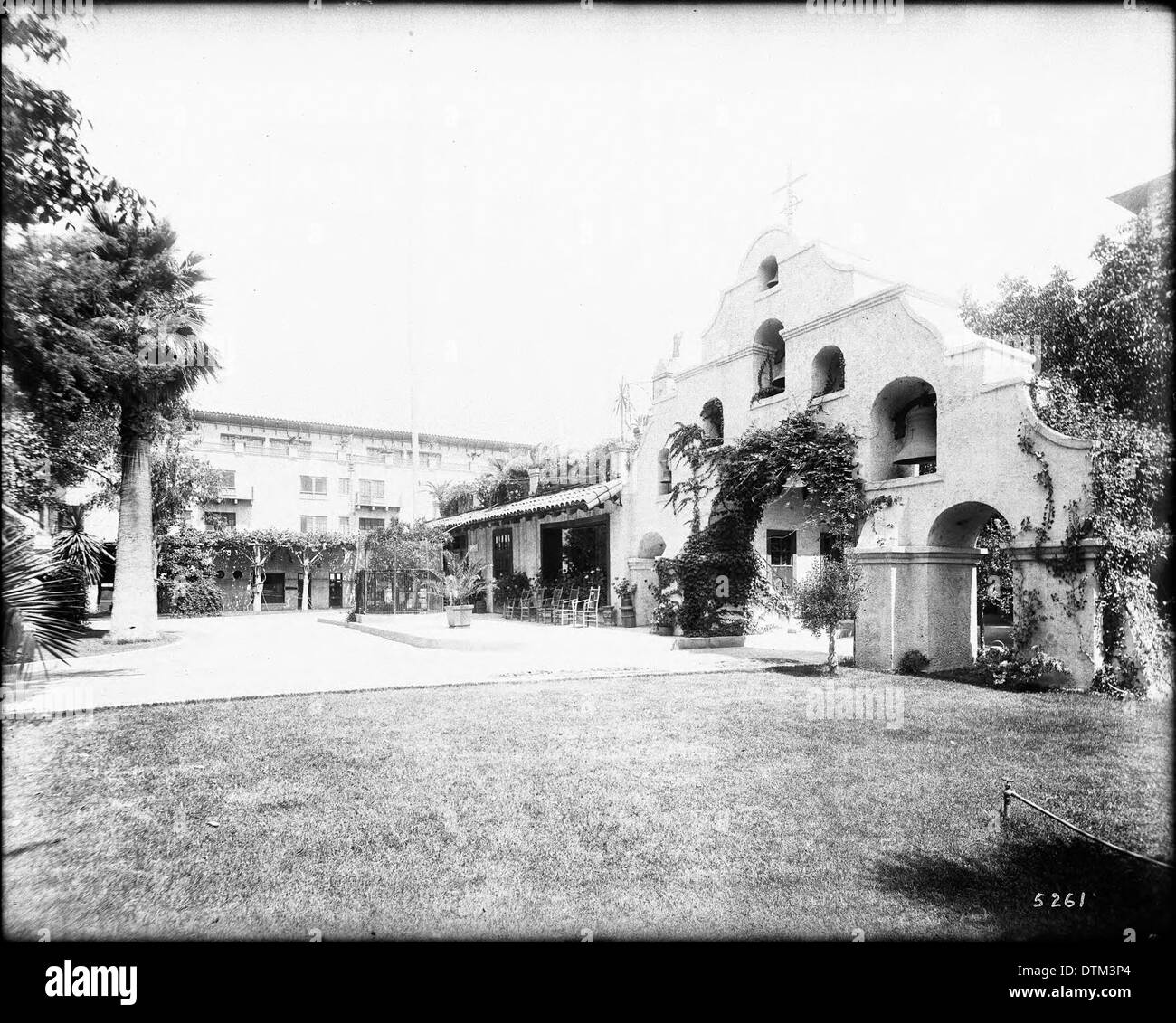 Mission inn courtyard hi-res stock photography and images - Alamy