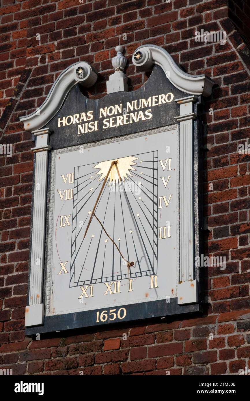 Sun dial hi-res stock photography and images - Alamy