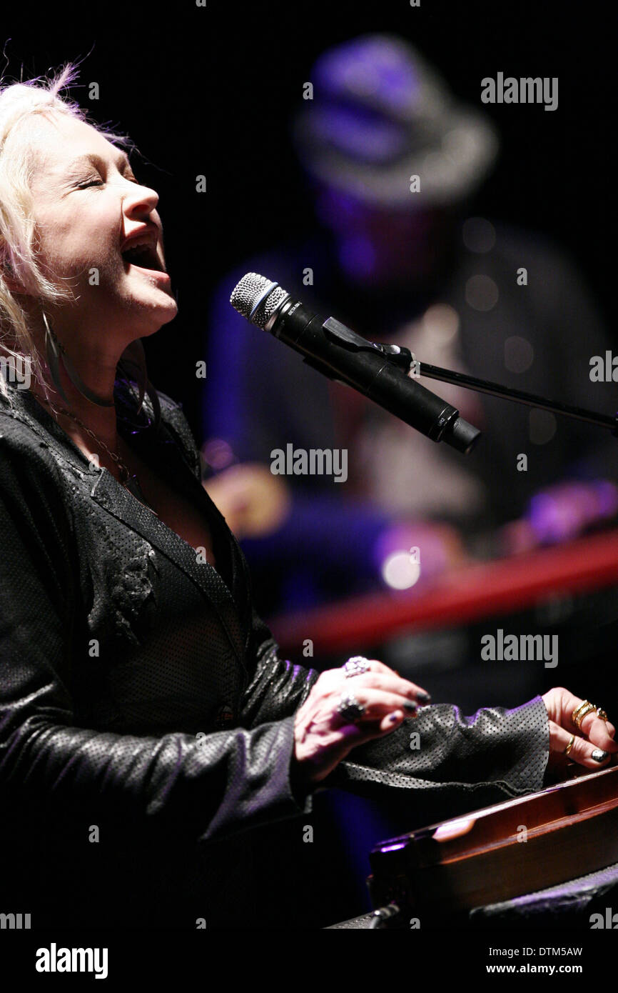 Cindy lauper hi-res stock photography and images - Alamy