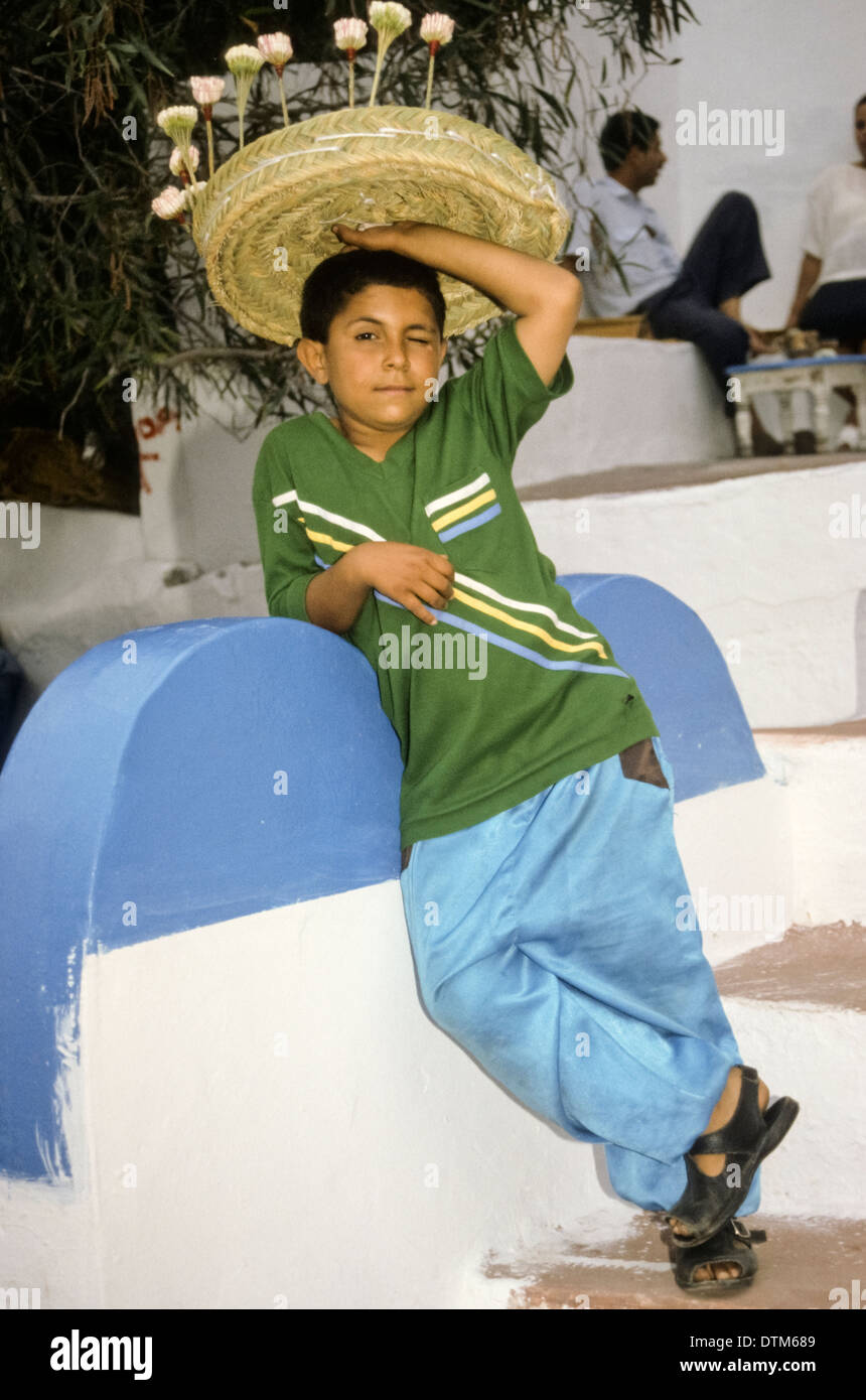 Boy vendor hi-res stock photography and images - Alamy