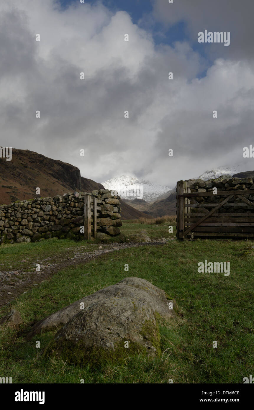 Stone gate dry stone wall hi-res stock photography and images - Alamy