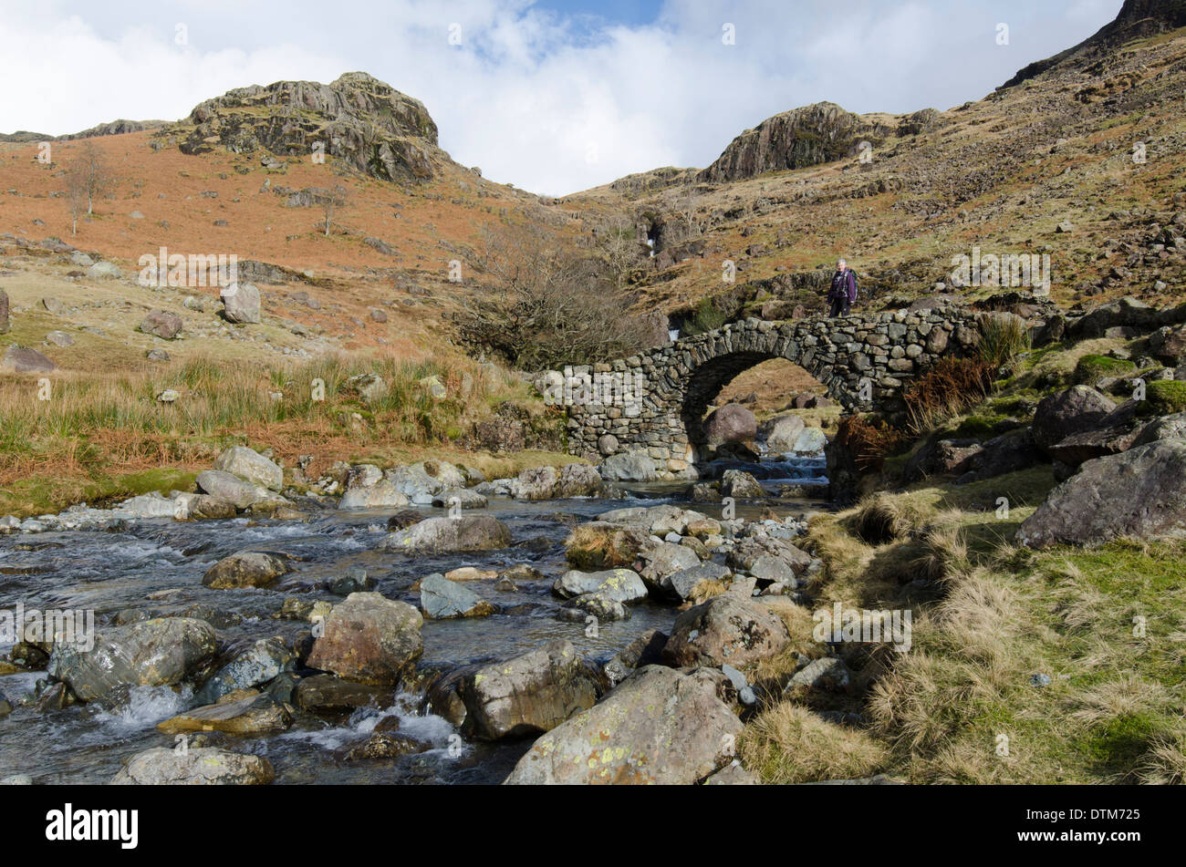 A traditional stone bridge in Eskdale, Lake District, England Stock ...
