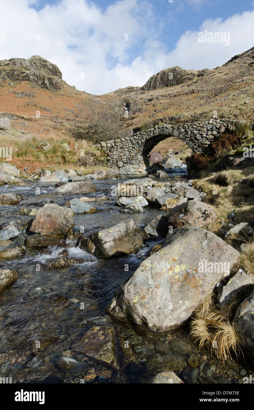 A traditional stone bridge in Eskdale, Lake District, England Stock ...