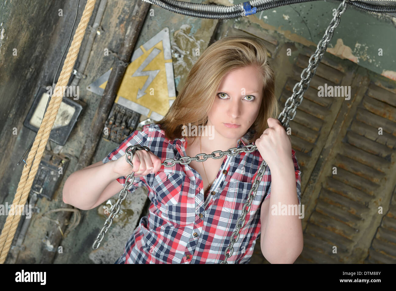 Rope holding chain hi-res stock photography and images - Alamy