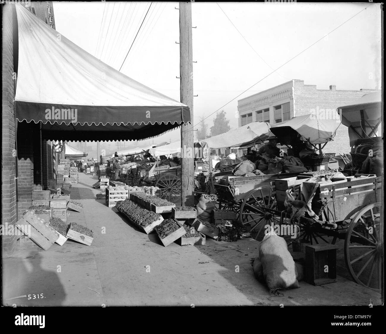 Early 1900s food market hi-res stock photography and images - Alamy