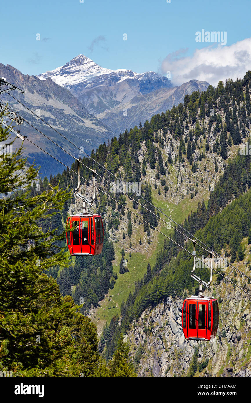 Cable car station and restaurant hi-res stock photography and images ...