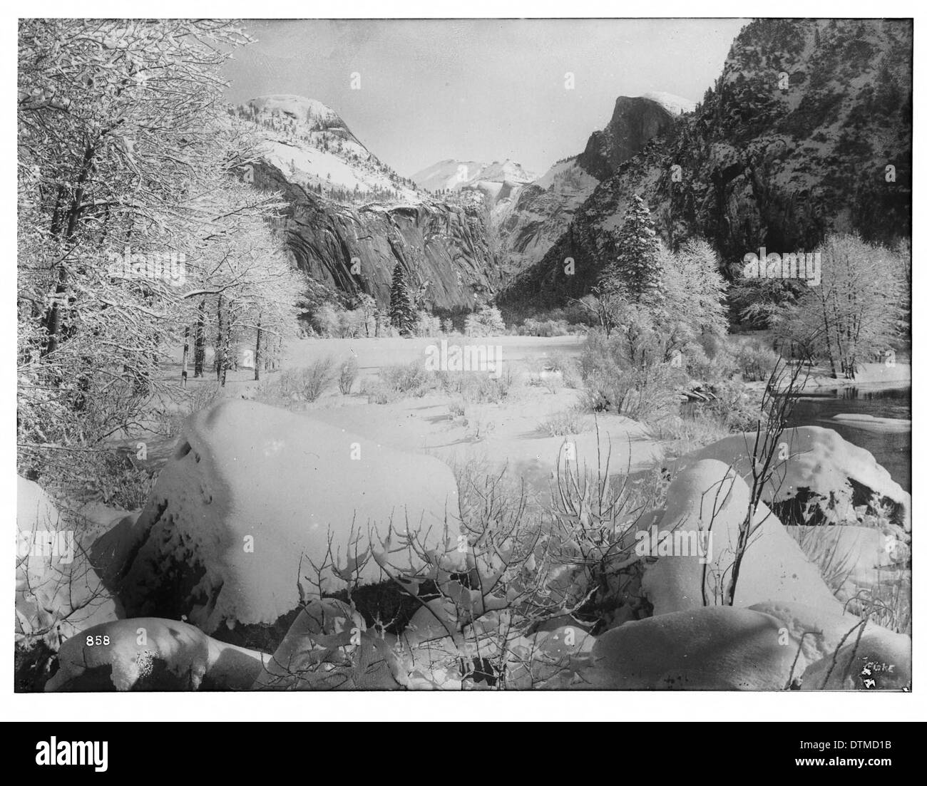 Yosemite valley winter Black and White Stock Photos & Images - Alamy