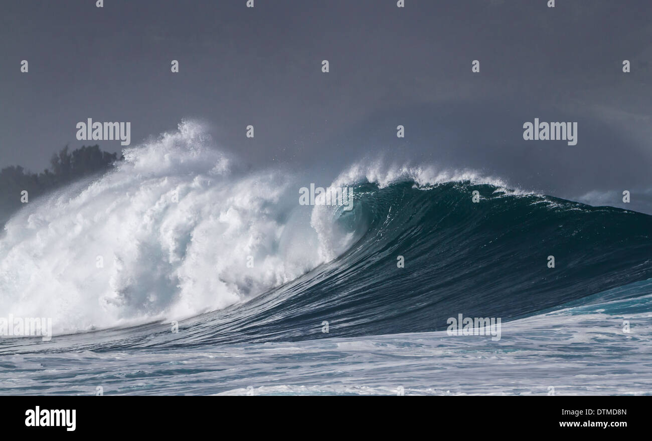 Big wave sea shore hi-res stock photography and images - Alamy