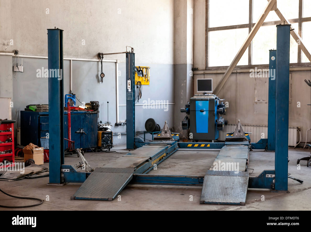 Car service elevator hi-res stock photography and images - Alamy