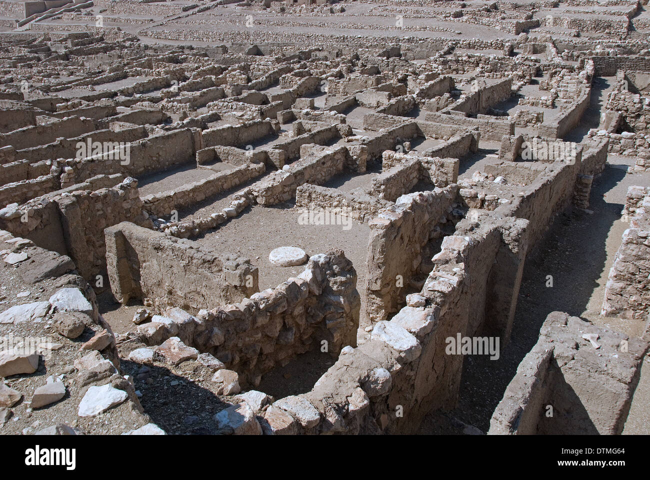 Deir el medina ostraka hi-res stock photography and images - Alamy