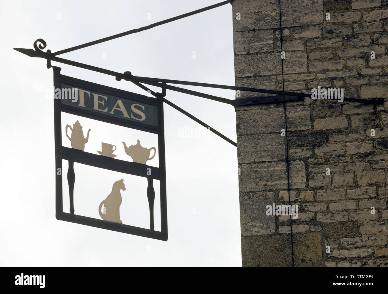 Hanging shop signs hi-res stock photography and images - Alamy