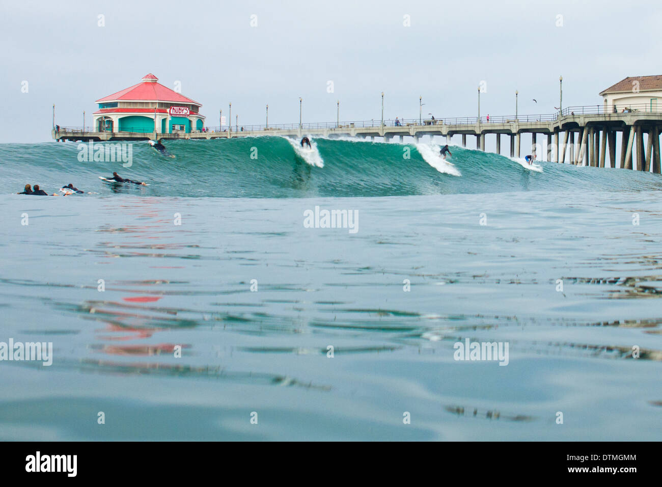 Multiple surfers hi-res stock photography and images - Alamy