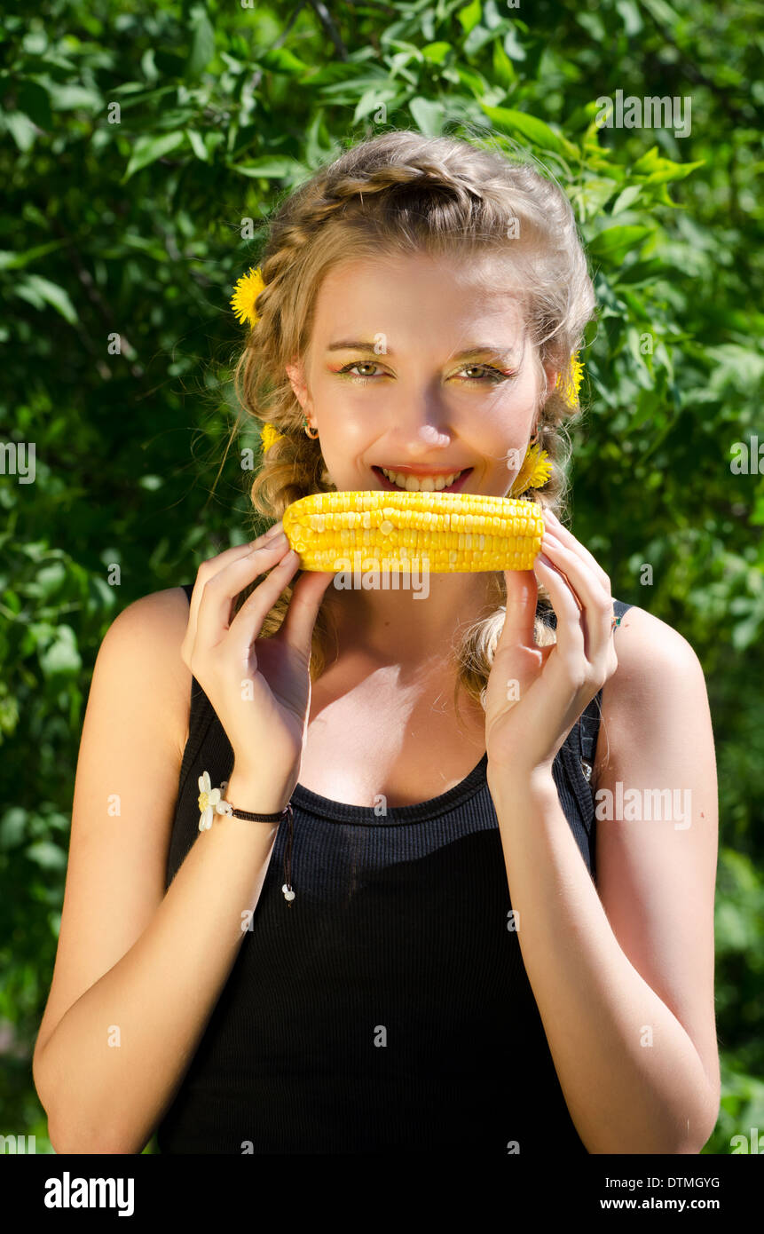 Woman eating corn cob hi-res stock photography and images - Alamy