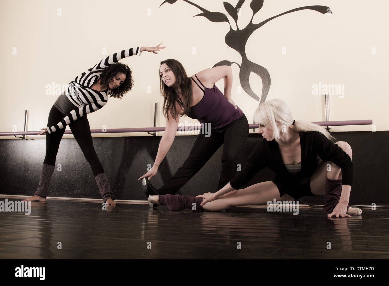 Three female dancers hi-res stock photography and images - Alamy