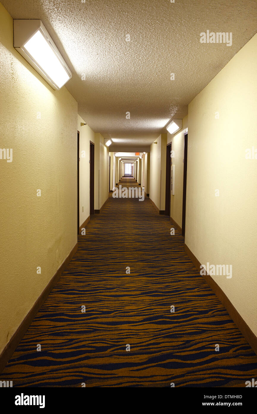 Corridor yellow walls hi-res stock photography and images - Alamy
