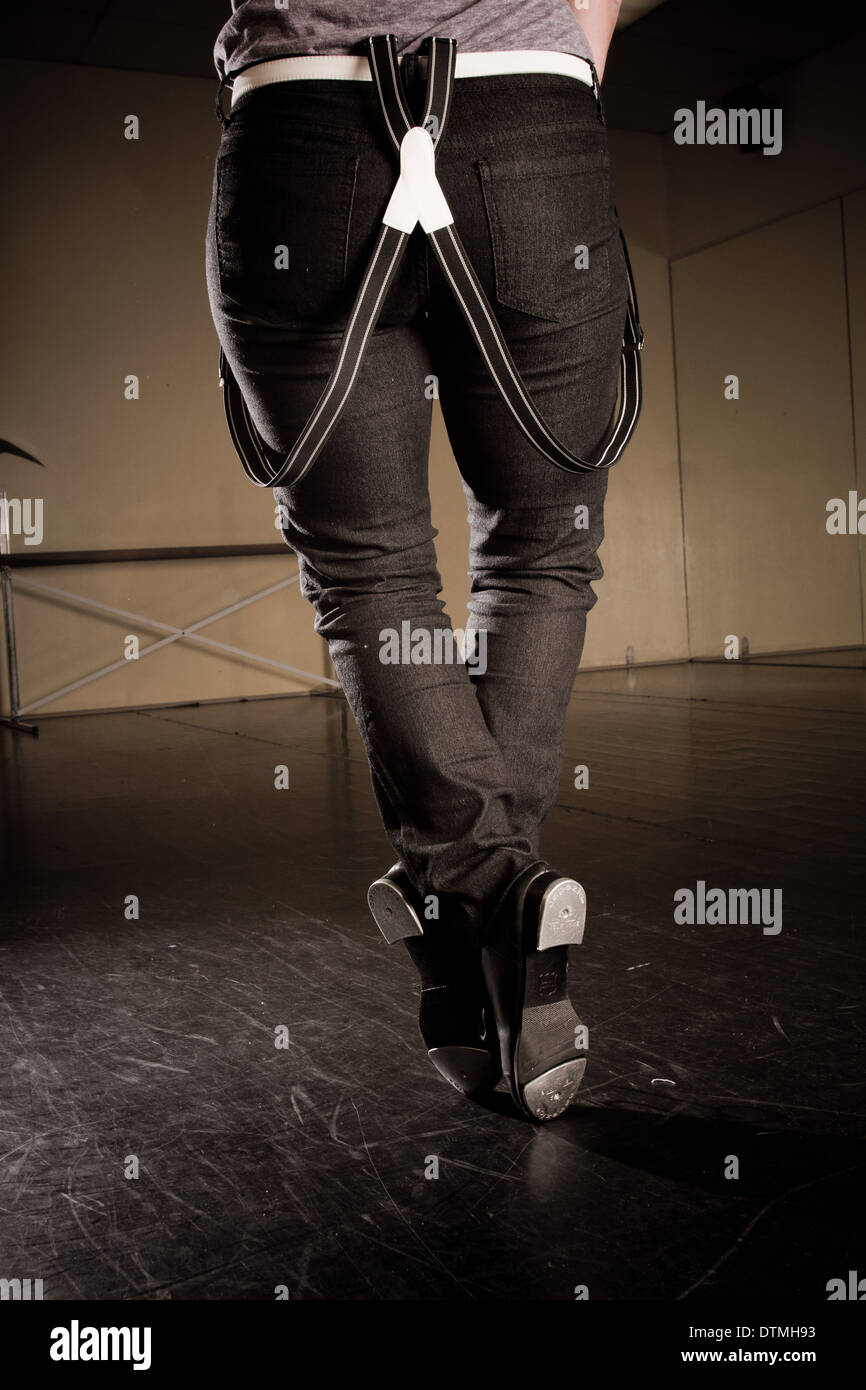 tap dancer lower half of body on point Stock Photo - Alamy