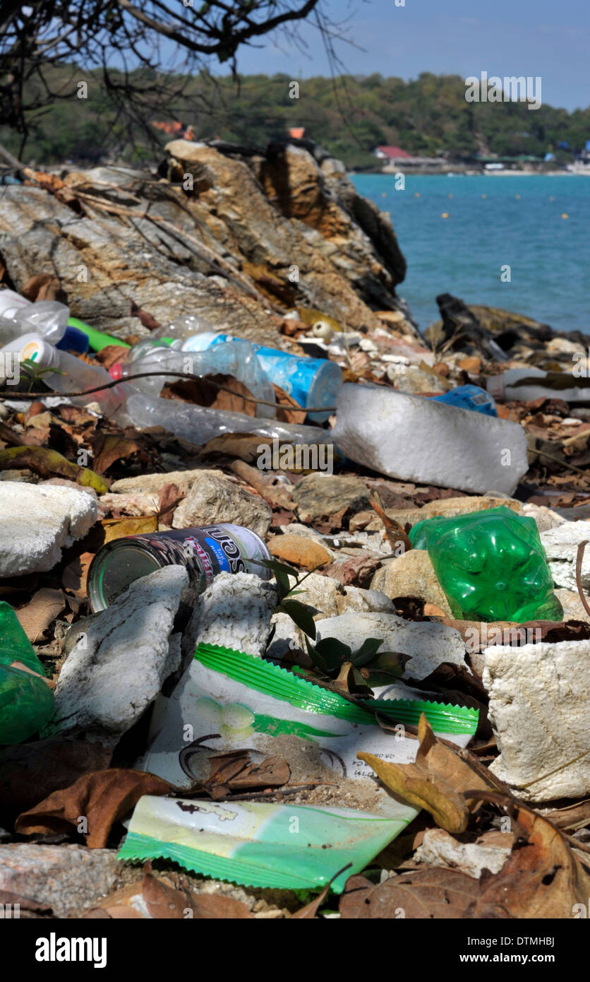 Beach littered with rubbish hi-res stock photography and images - Alamy