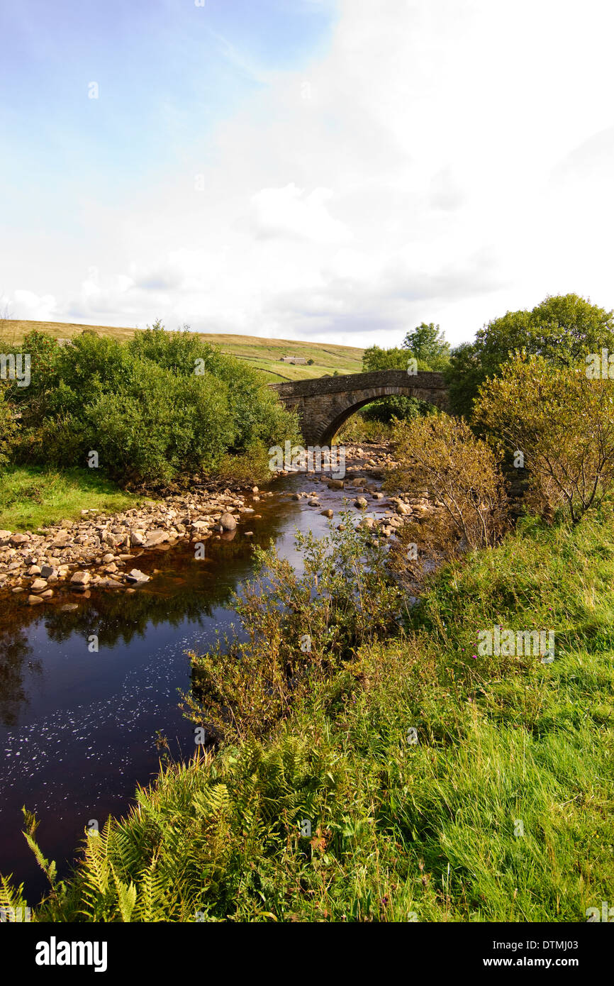 Stone bridge and stream in the Yorkshire Dales Stock Photo - Alamy